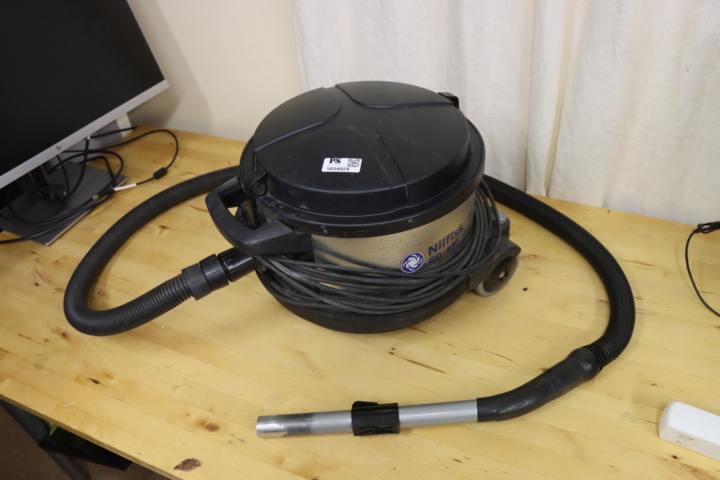 Nilfisk GD 930 Vacuum cleaner - PS Auction - We value the future ...