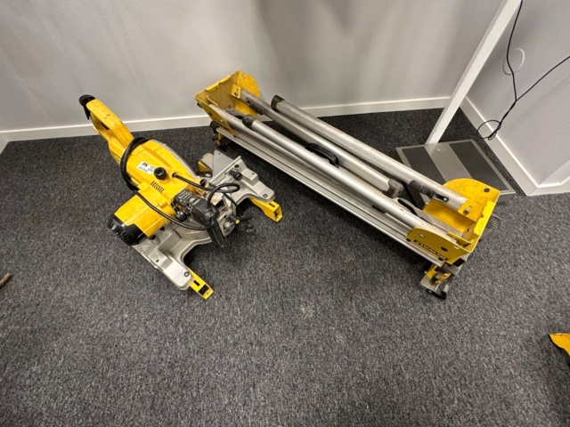 Miter saw DeWalt DW777 and bench saw DeWalt DE7033-XJ - PS Auction - We ...