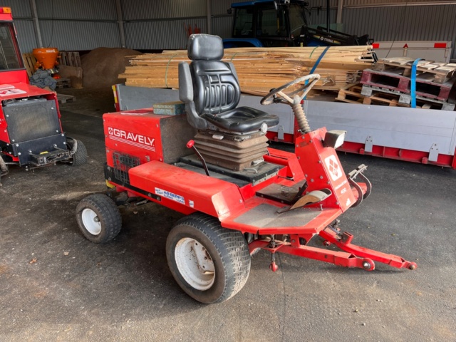 Riding mower Gravely Promaster 400 - Without blade - PS Auction - We ...