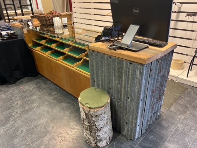 Merchant counter with sheet metal details - PS Auction - We value the ...