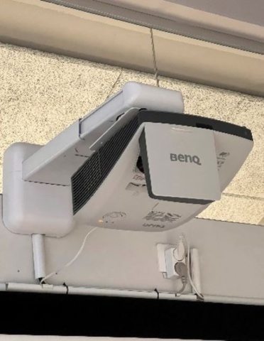 Benq Projector with wall stand, 2018 - PS Auction - We value the future ...