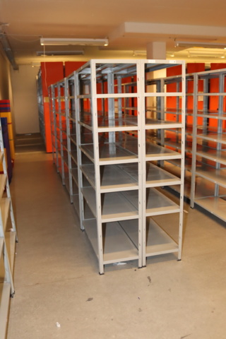 Lagerhyllor i stål, 40 sektioner med 7 hyllplan - Auktioner online ...