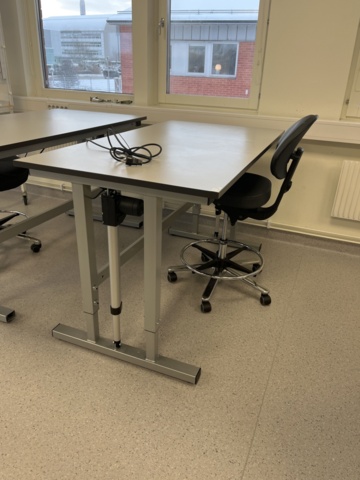 Raised & lowerable desk & Lab chair - AJ, 300kg - PS Auction - We value ...