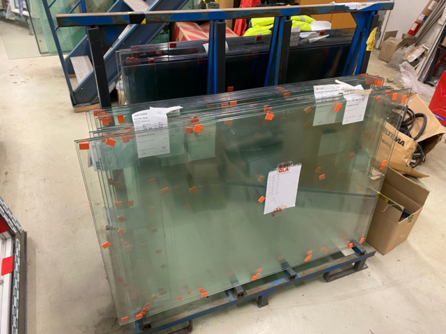 Lot with glass and stainless steel railings etc - PS Auction - We value ...