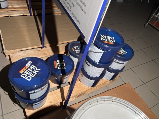 Color Demi Dekk Ultimate 9 cans of 10 l - PS Auction - We value the ...