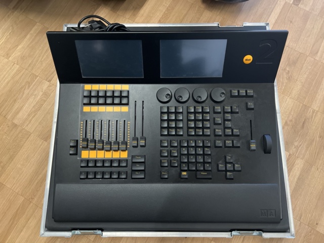 Light mixer table MA Dot2 Core including Roddcase - PS Auction - We ...