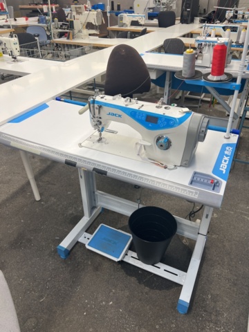 Sewing machine with table & pedal - Jack A4 - PS Auction - We value the ...
