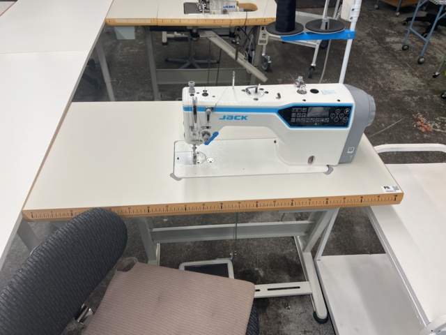 Sewing machine Jack A7-D with table & pedal - PS Auction - We value the ...