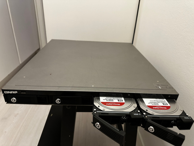 QNAP TS-419U inklusive 2 st hårddiskar à 4 TB - Auktioner online - Nätauktioner ...