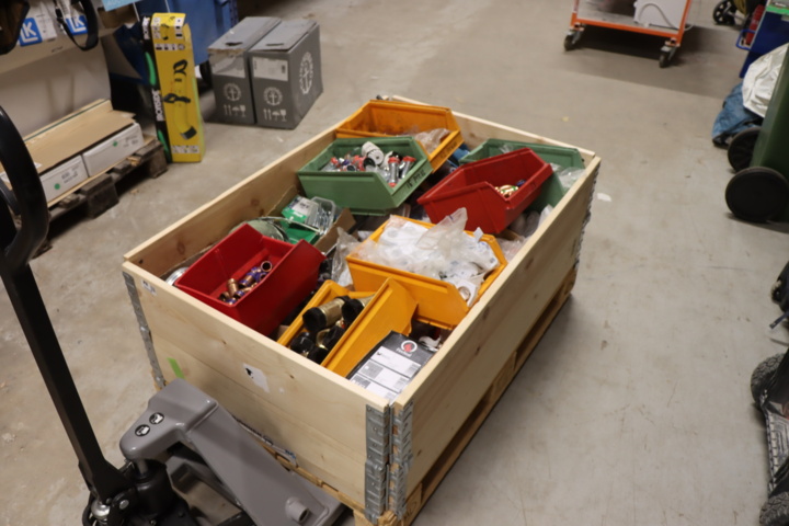 Everything in the pallet (3) - Pipe material - PS Auction - We value ...