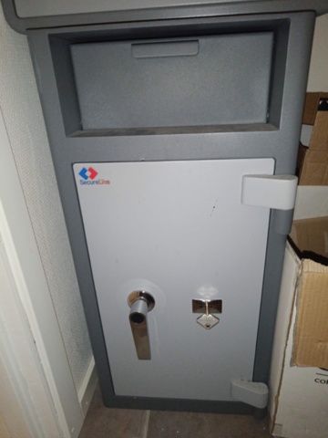 Safe with deposit compartment & key lock - Secureline - PS Auction - We ...