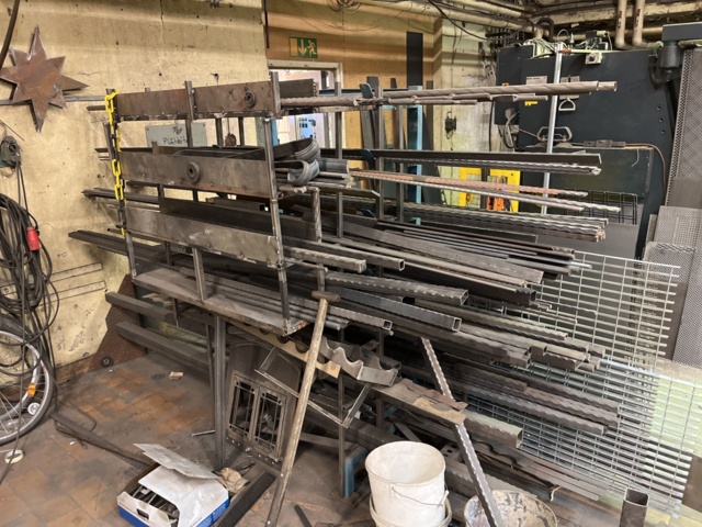 Samling med diverse metallprofiler i varierat utförande - Auktioner ...