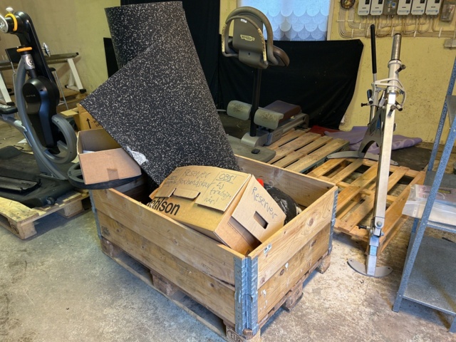 Various pallets with boxing equipment - PS Auction - We value the ...