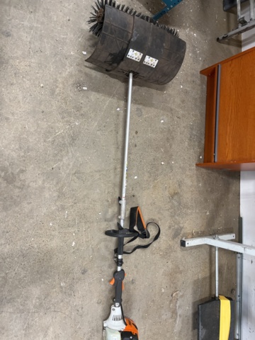 Combination machine STIHL KM 130/R with brush head - PS Auction - We ...