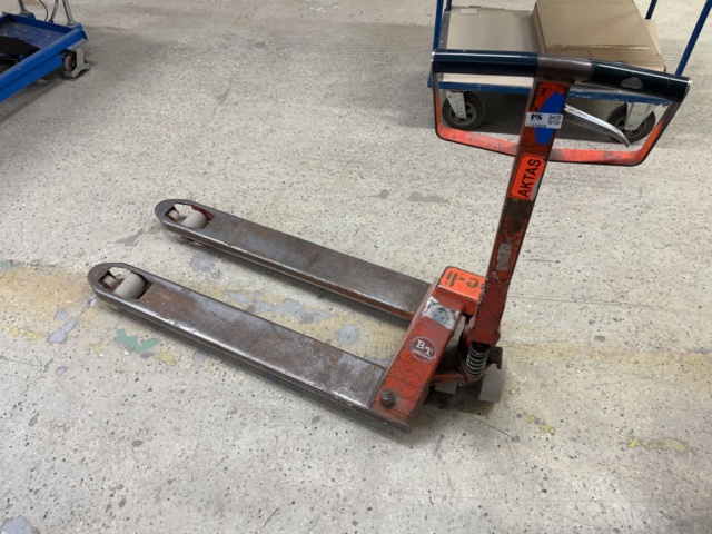 Pallet truck 2T - BT L2000 - PS Auction - We value the future - Largest ...