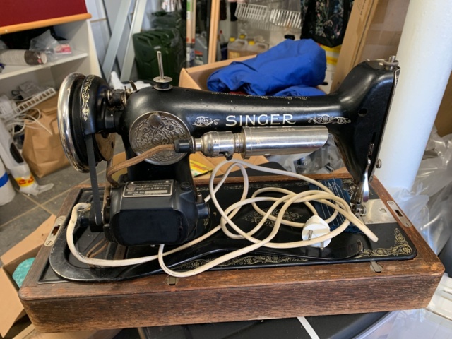 Singer sewing machine with bag & accessories - PS Auction - We value ...