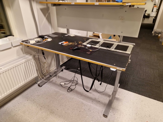 Raised & lowerable work table with shelf - PS Auction - We value the ...