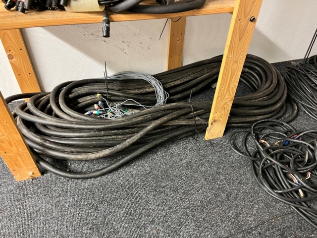 Multi-cabling with associated outlet boxes - PS Auction - We value the future - Largest in net ...