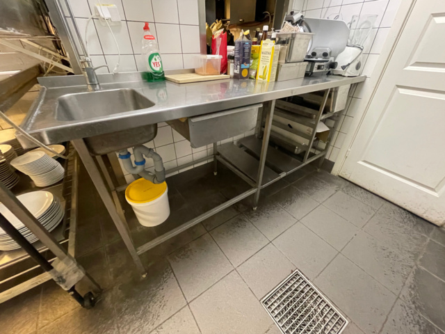 Rostfri bänk med vask och kran, 1920 x 660, höjd 900 - PS Auction - We ...