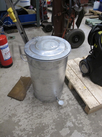 Tin dustbin with pedal - PS Auction - We value the future - Largest in ...