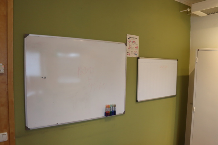 2 whiteboards - PS Auction - We value the future - Largest in net auctions