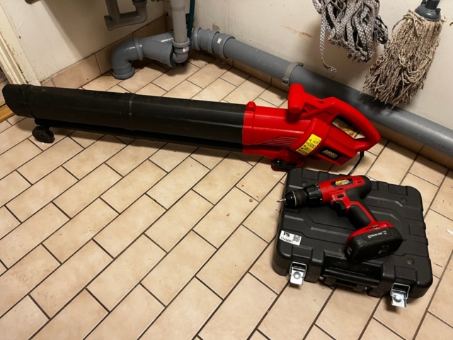 Screwdriver, leaf blower, toolbox and stepladder - PS Auction - We ...