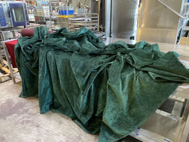 Exclusive, gorgeous fabrics. Green fabric approx. 40x2.6 meters. See ...