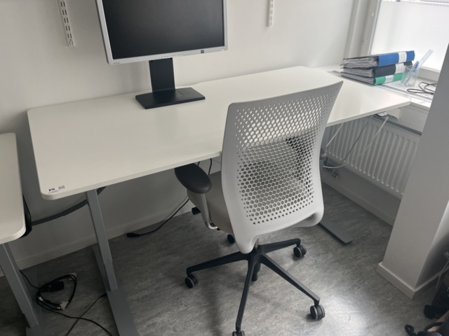 Office workstation - Electric desk, screen and more - PS Auction - We ...