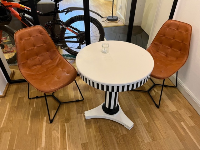 Seating area, table & 2x chairs - PS Auction - We value the future ...
