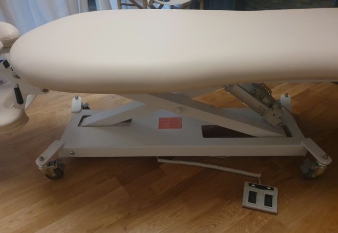Massage bench and misc. furniture - PS Auction - We value the future ...