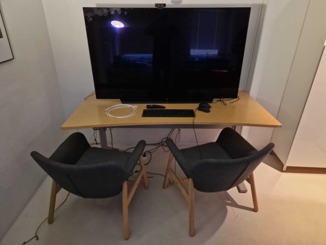 LG 65" 4K OLED TV, Desk height-adjustable 2 armchairs - PS Auction - We ...