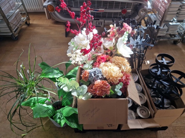 Misc. plastic flowers & vases etc - PS Auction - We value the future ...