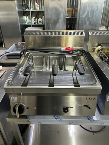 Pasta cooker with 3 baskets, three-phase approx. 60x60 cm. Probably ...