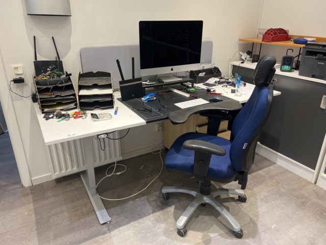 Office workplace - Electric desk, chairs, chair and more - PS Auction ...