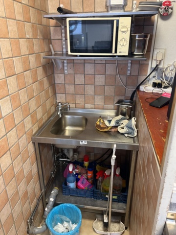 Kitchen bench with hob and mixer, shelves and more - PS Auction - We ...