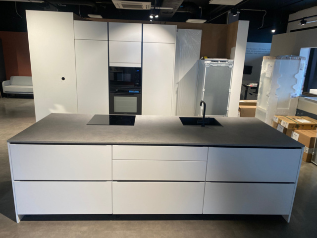 Demo kitchen with appliances - PS Auction - We value the future ...