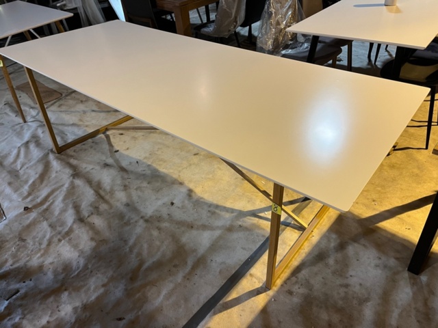 Dining table Venture Design white - PS Auction - We value the future ...