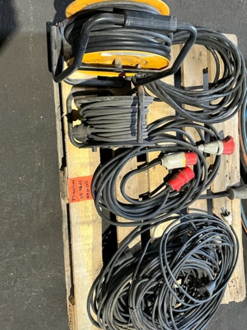 Pallet with various electrical cables and cable reels - PS Auction - We ...