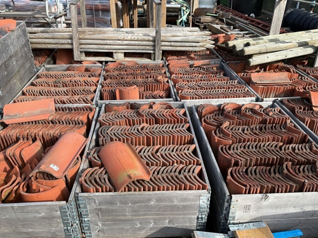 Lot with single cup roof tile - PS Auction - We value the future ...