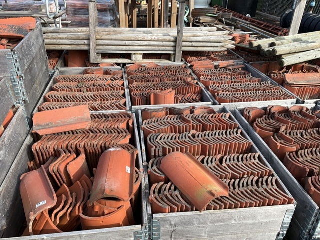 Lot with single cup roof tile - PS Auction - We value the future ...
