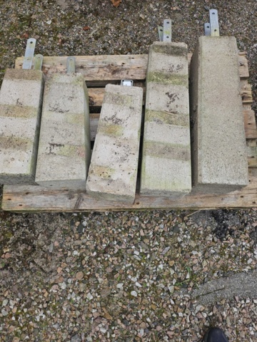 pallet with concrete plinths - PS Auction - We value the future ...