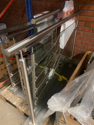 Lot with glass and stainless steel railings etc - PS Auction - We value ...