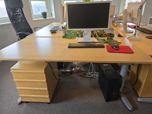 Office table Raise & lower incl screen and computer - PS Auction - We ...