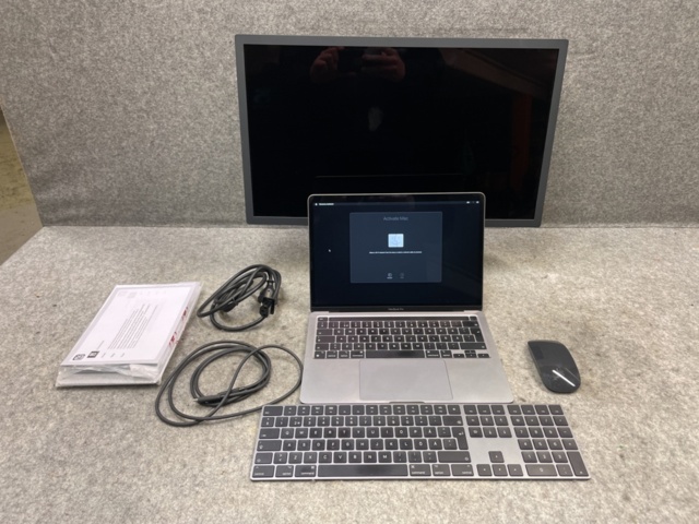 Macbook Pro, Screen, mouse, keyboard - PS Auction - We value the future ...