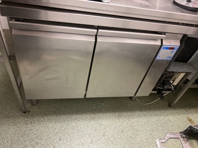 Cooling bench 2-door, 136 x 70cm, height 80cm - PS Auction - We value ...