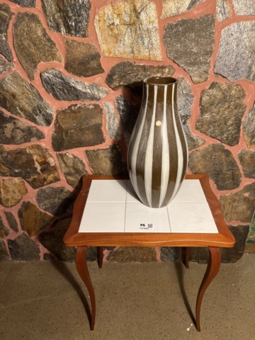 Table with larger vase - PS Auction - We value the future - Largest in ...