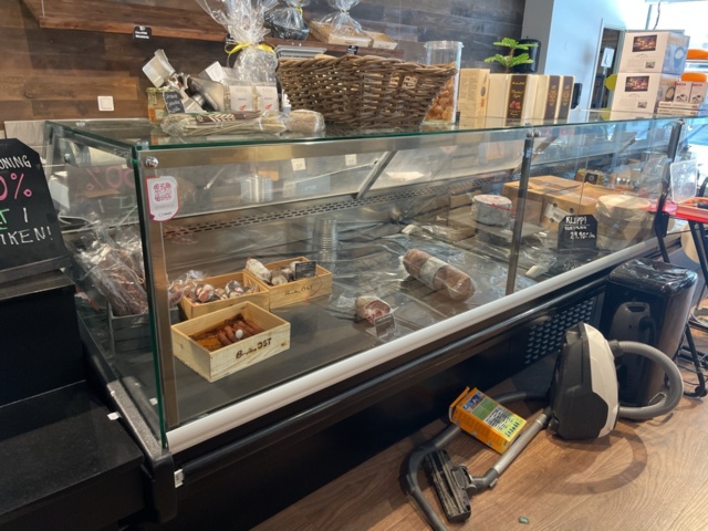 Refrigerated display bench, Bureca L-2500 - PS Auction - We value the ...