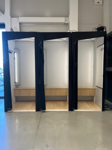 Changing room with lighting 3 sections - PS Auction - We value the ...