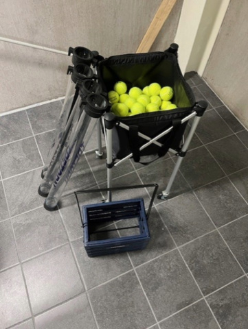2 ball baskets, a small one without wheels incl. balls and 4 ball ...