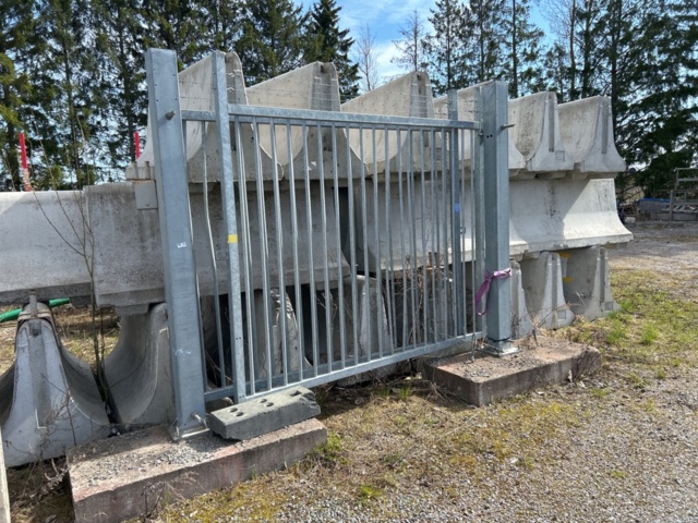 Folding gate 4 meters on concrete foundation - PS Auction - We value ...